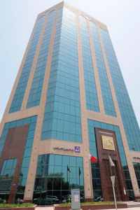 البحرين الإسلامي (BisB) يمنح طلاب بوليتكنك البحرين عددًا من أجهزة ...